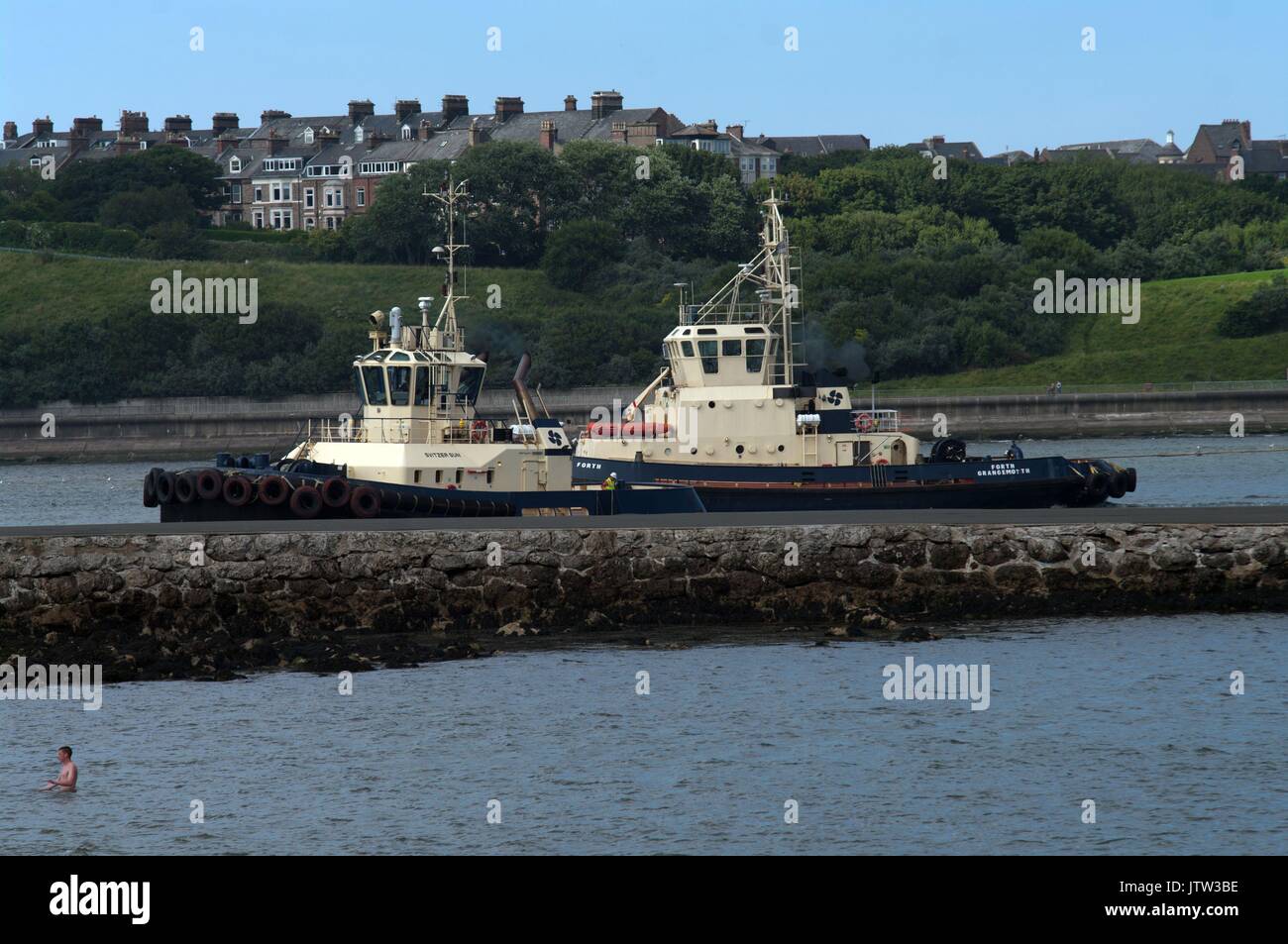 River Tyne, South Shields, UK, 10th August 2017. Tugs Forth and Svitzer ...