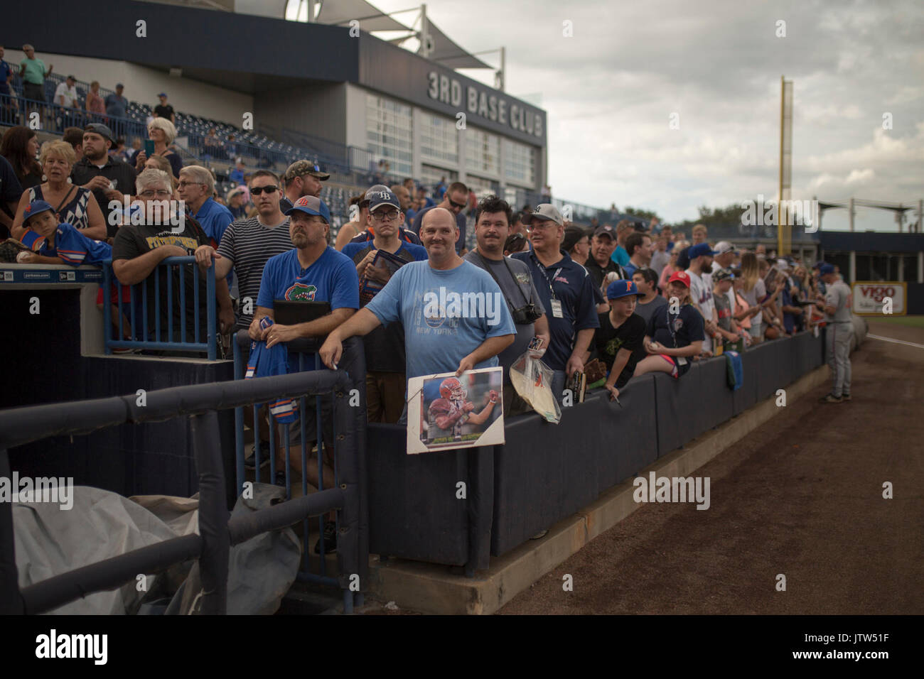 Florida, USA. 10th Aug, 2017. CHARLIE KAIJO | Times.Fans wait for Tim ...