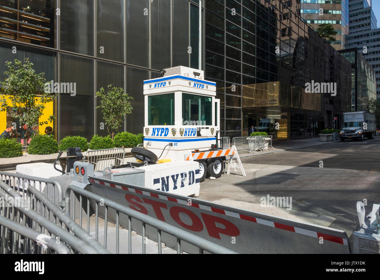 Nypd security hi-res stock photography and images - Alamy