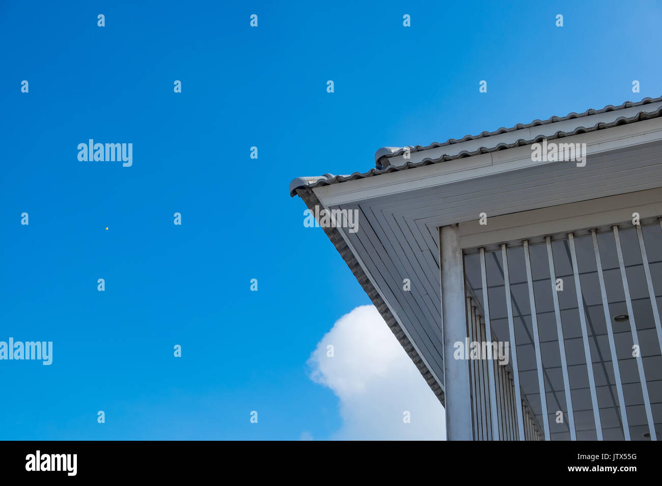 Clean under roof eaves hi-res stock photography and images - Alamy