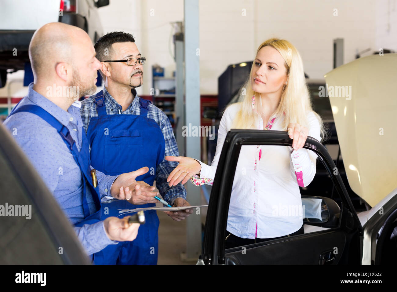 Female mechanic talking client hi-res stock photography and images - Alamy