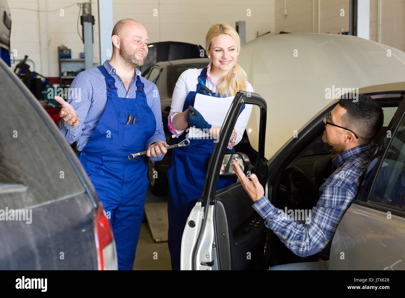 Portrait female auto mechanic sitting hi-res stock photography and ...