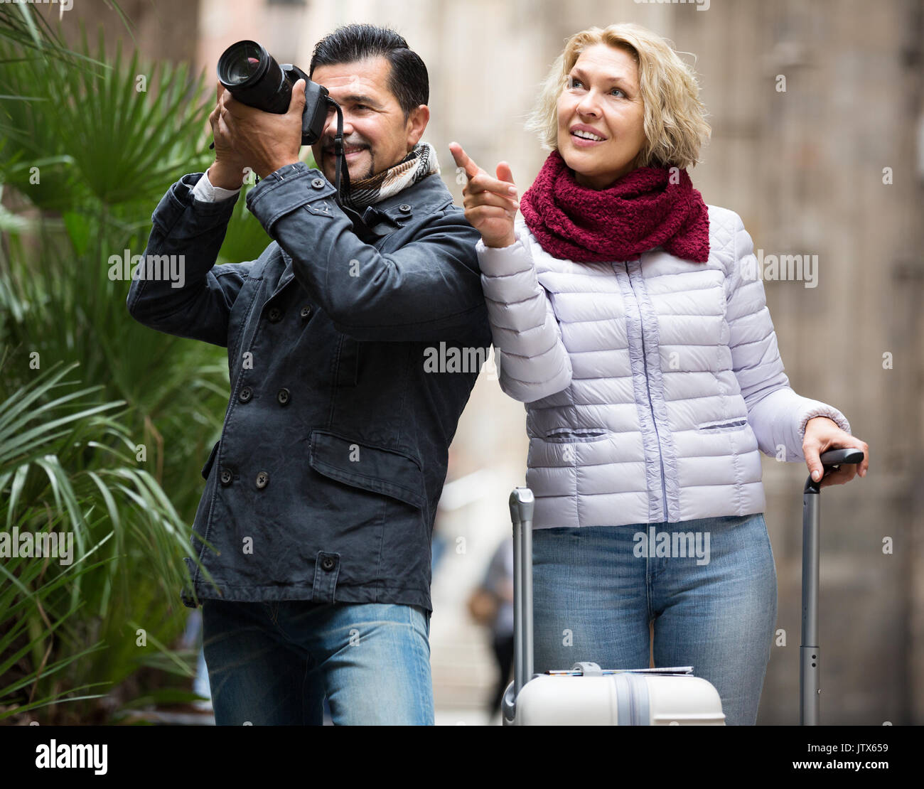 Digital pictures around people hi-res stock photography and images - Alamy
