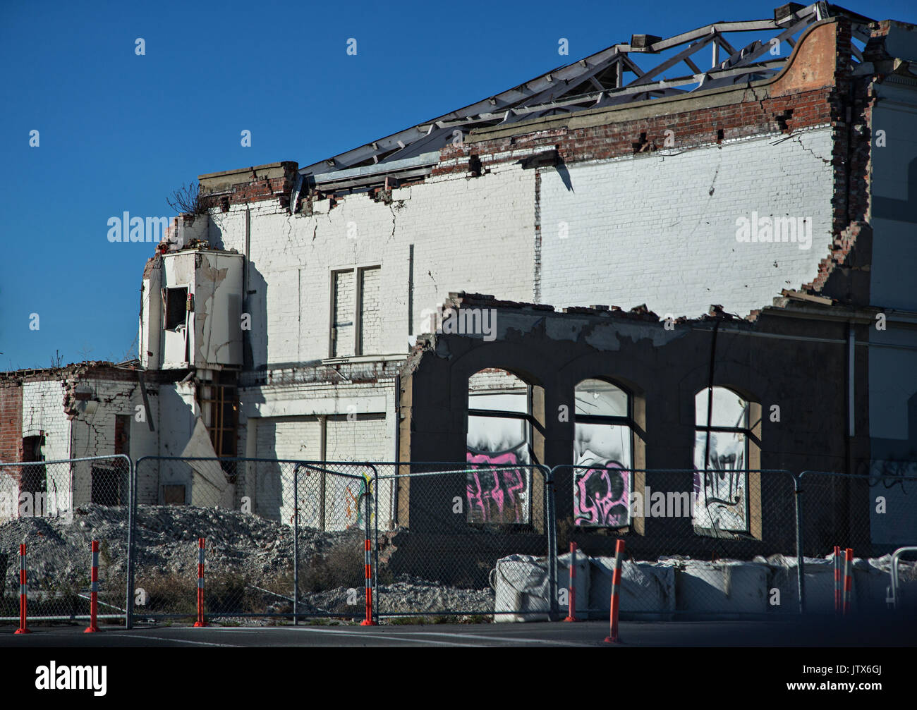 Quake damaged building hi-res stock photography and images - Alamy