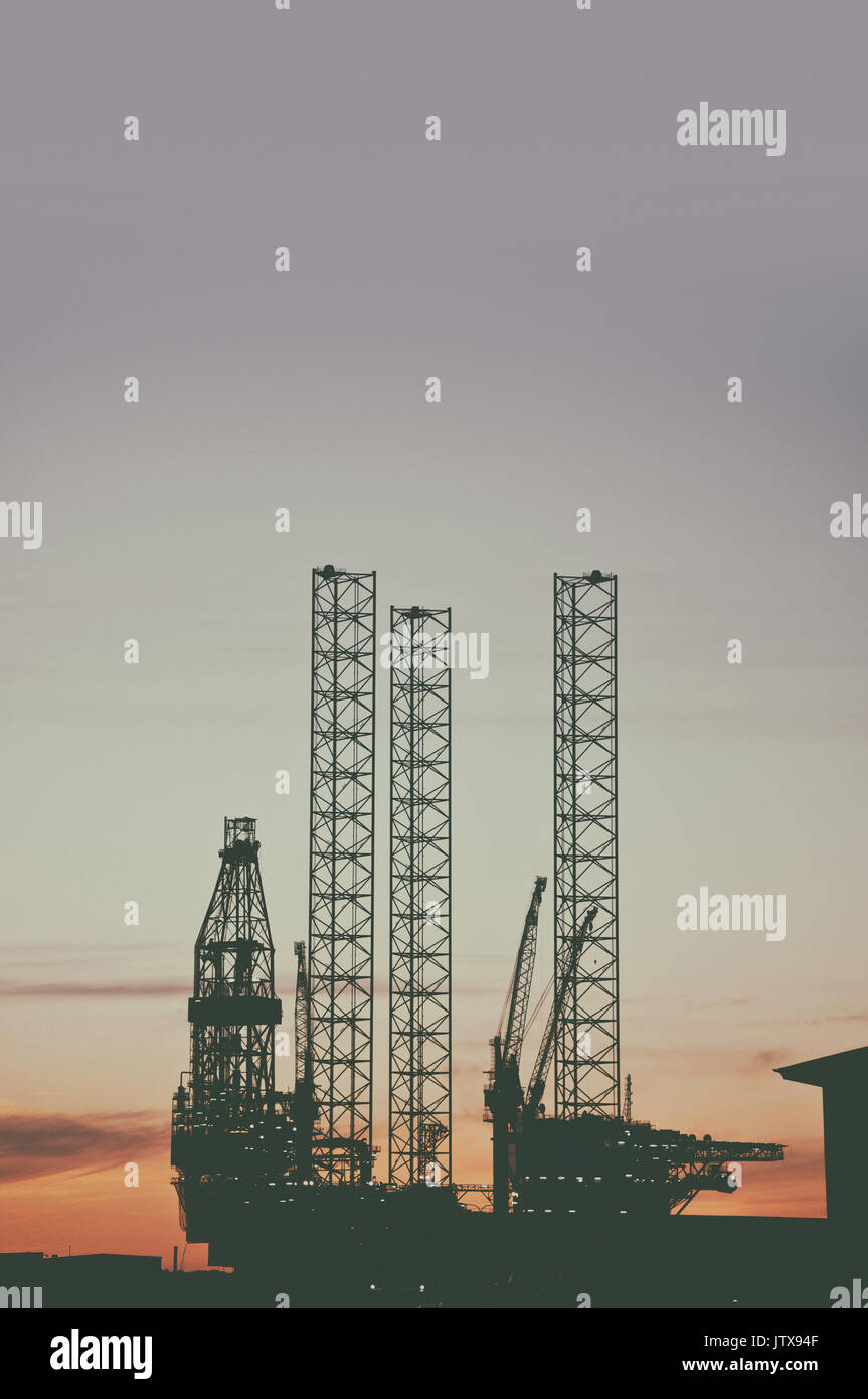 Offshore oil rig hi-res stock photography and images - Alamy
