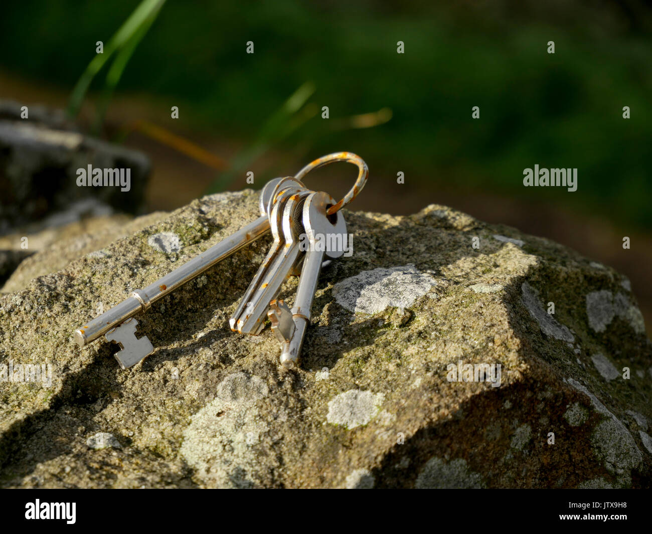 Lost keys left on stone wall Stock Photo - Alamy