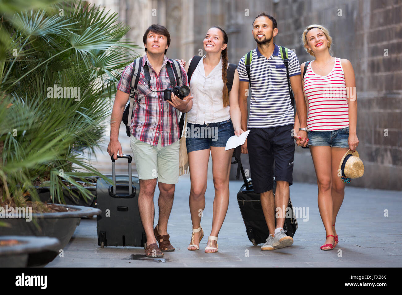 Group cheerful tourists map hi-res stock photography and images - Alamy