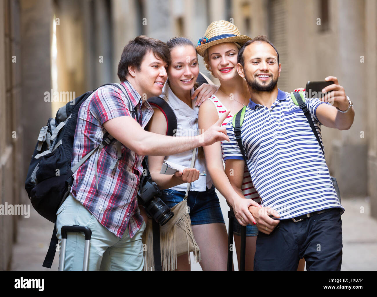 Group happy friends luggage hi-res stock photography and images - Alamy