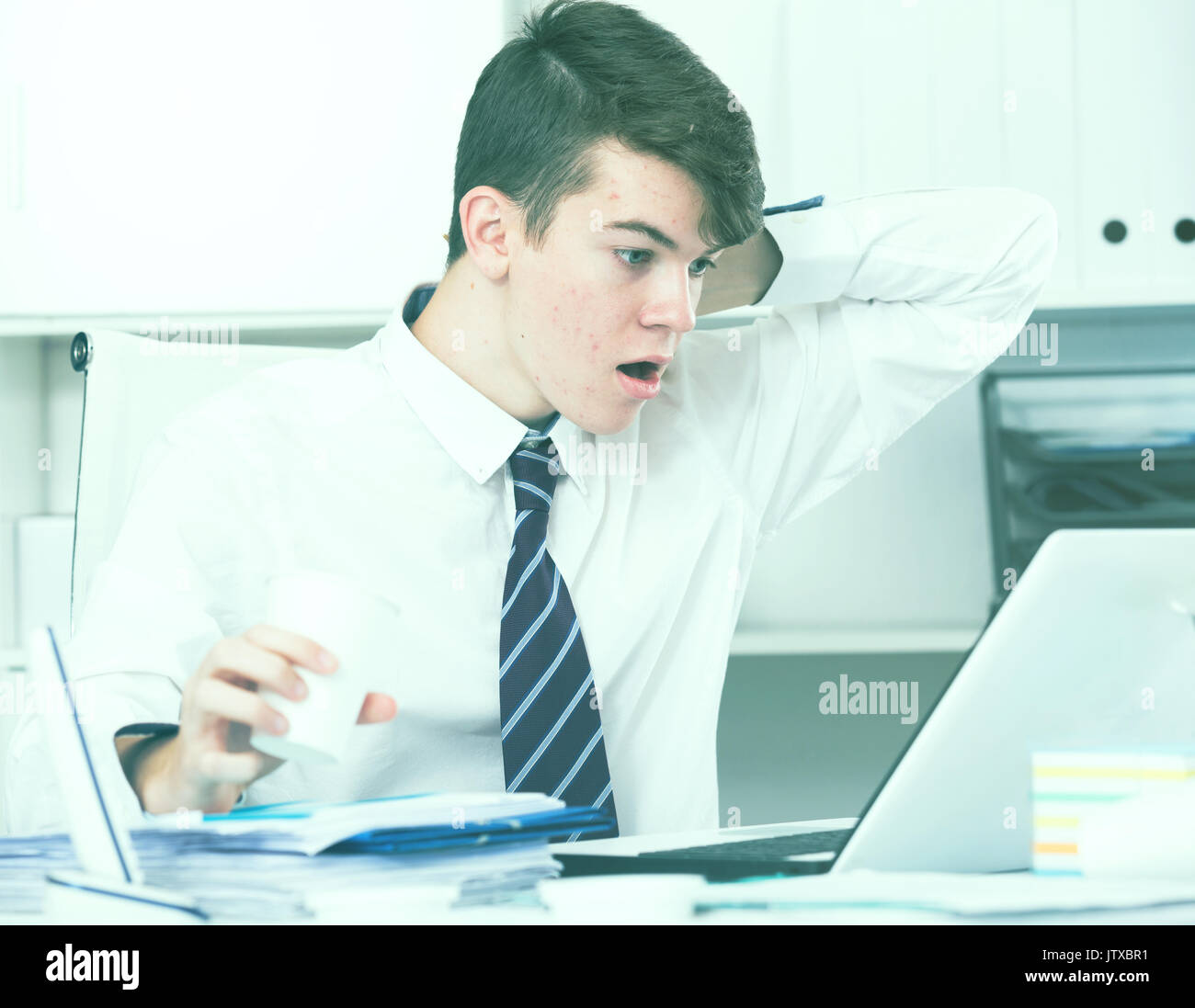 Teenager working hard hi-res stock photography and images - Alamy