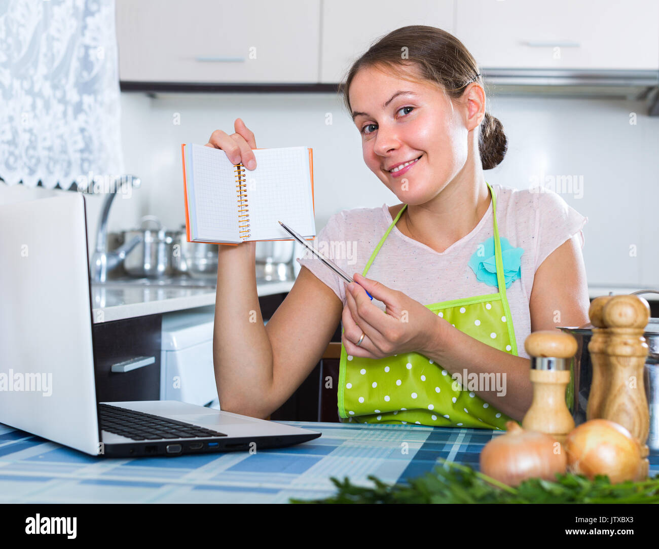 Making shopping list hi-res stock photography and images - Alamy