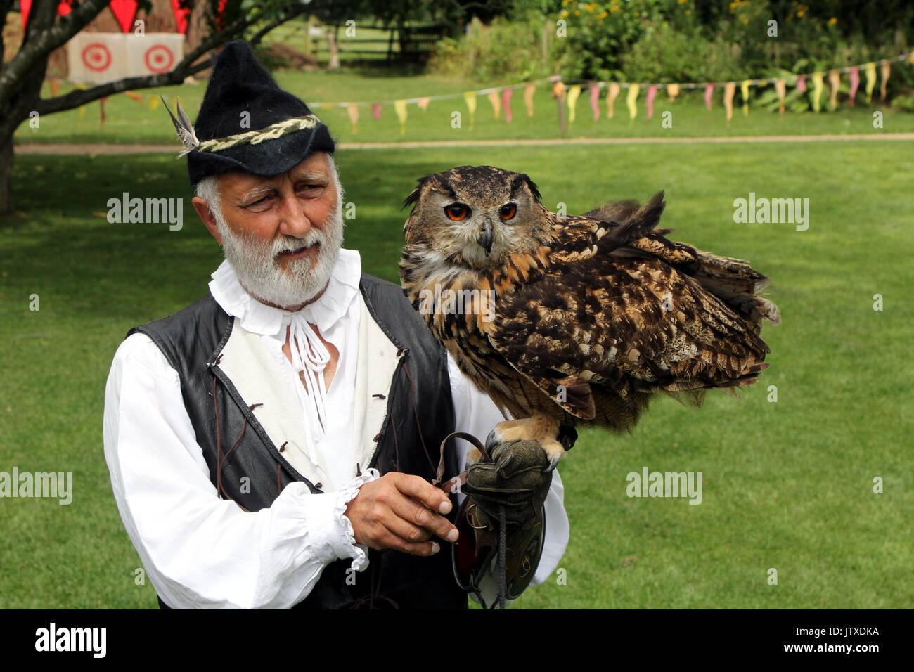 Working tudor farm hi-res stock photography and images - Alamy