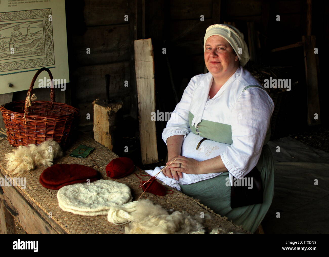 Working tudor farm hi-res stock photography and images - Alamy