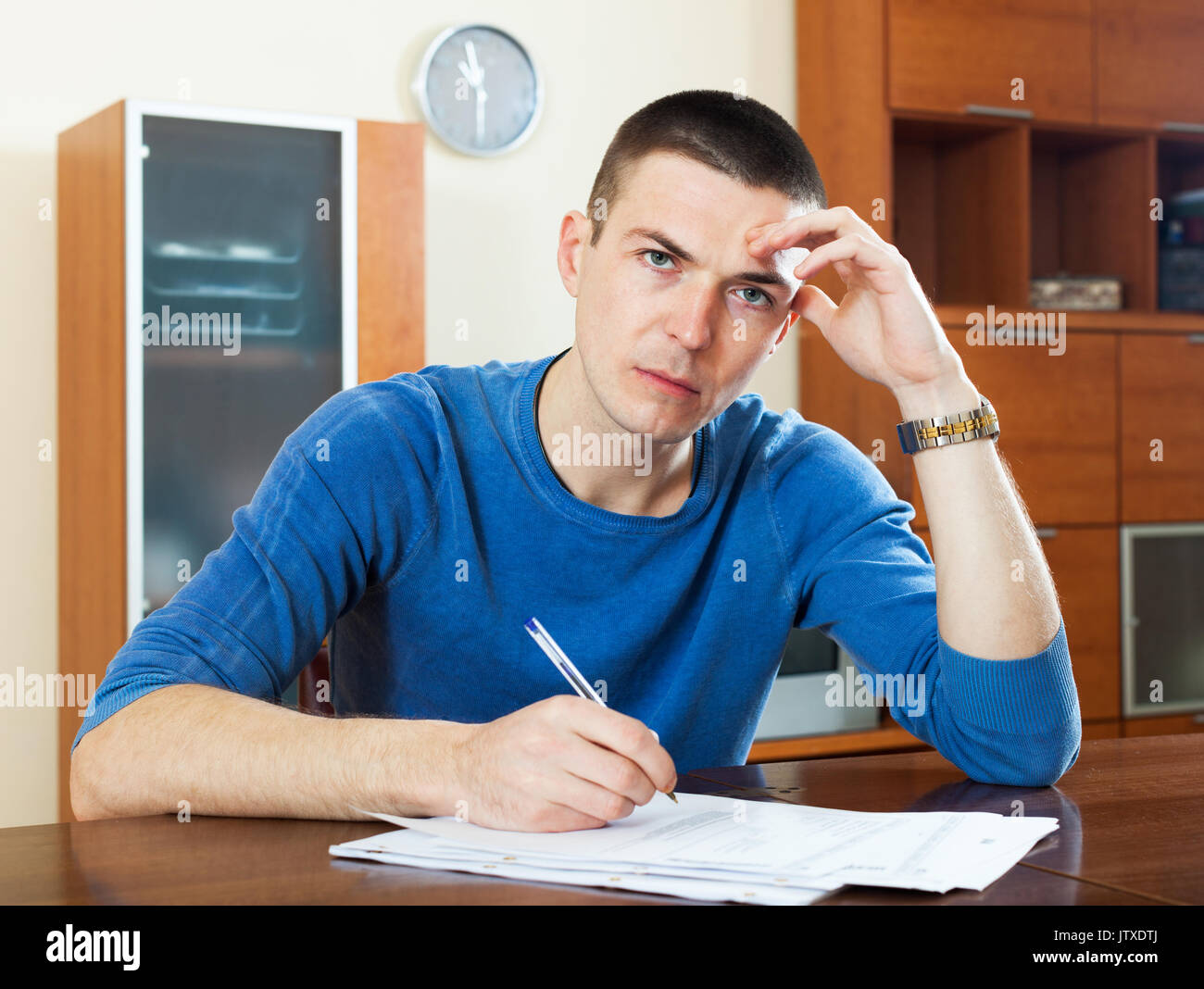 Filling out paperwork hi-res stock photography and images - Alamy