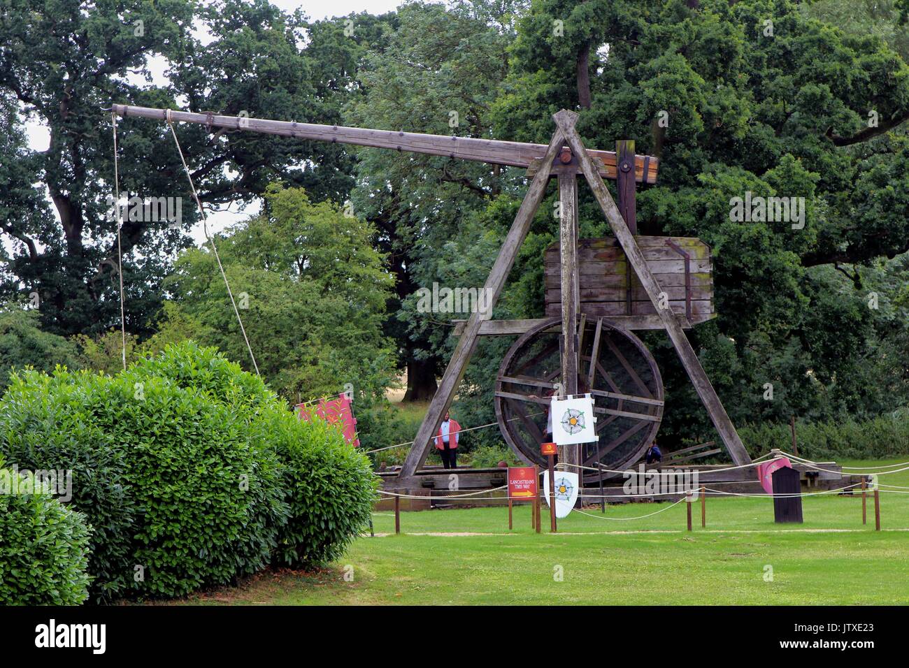 Warwick castle trebuchet hi-res stock photography and images - Alamy