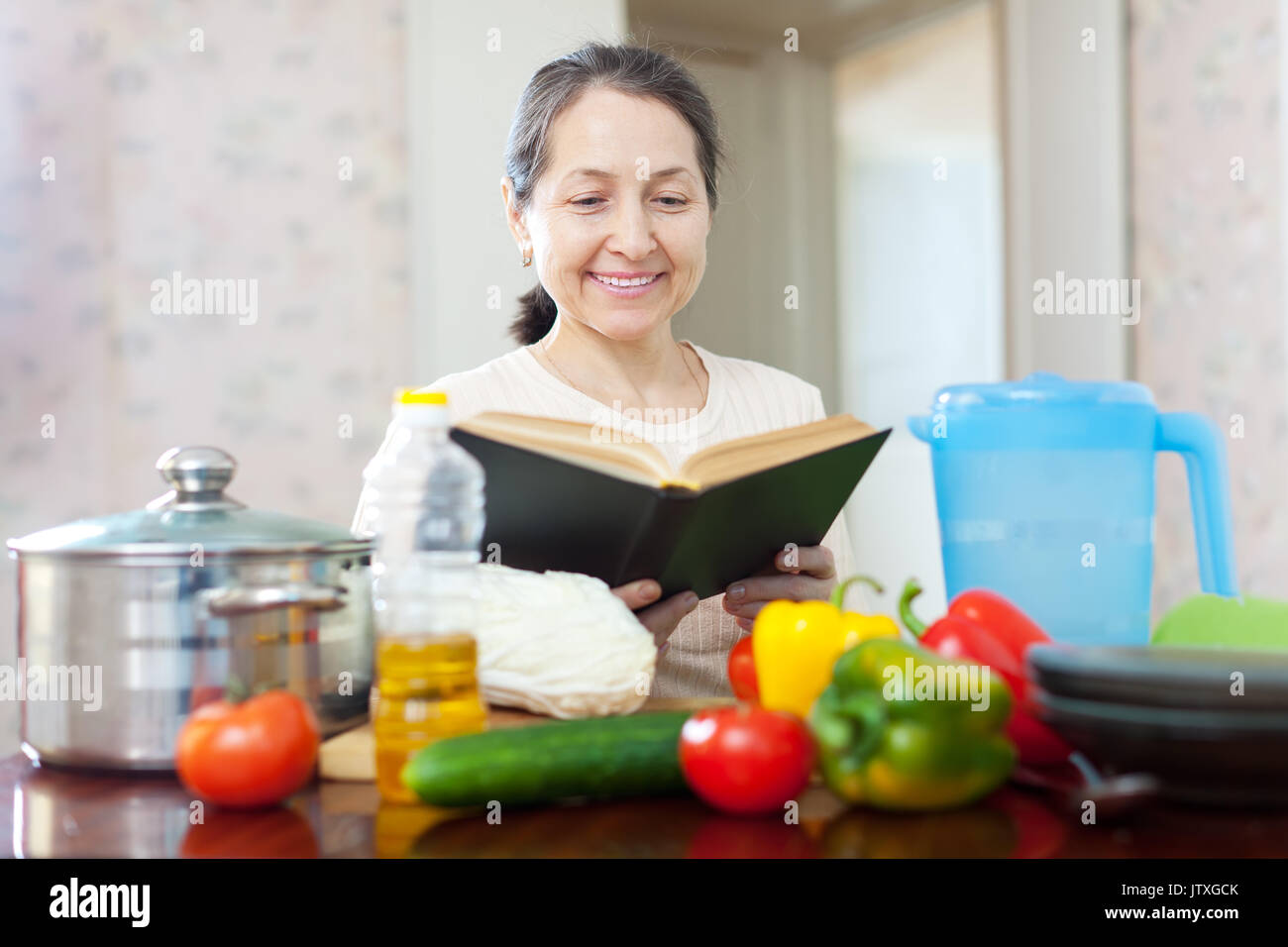 Mature woman cook book hi-res stock photography and images - Alamy
