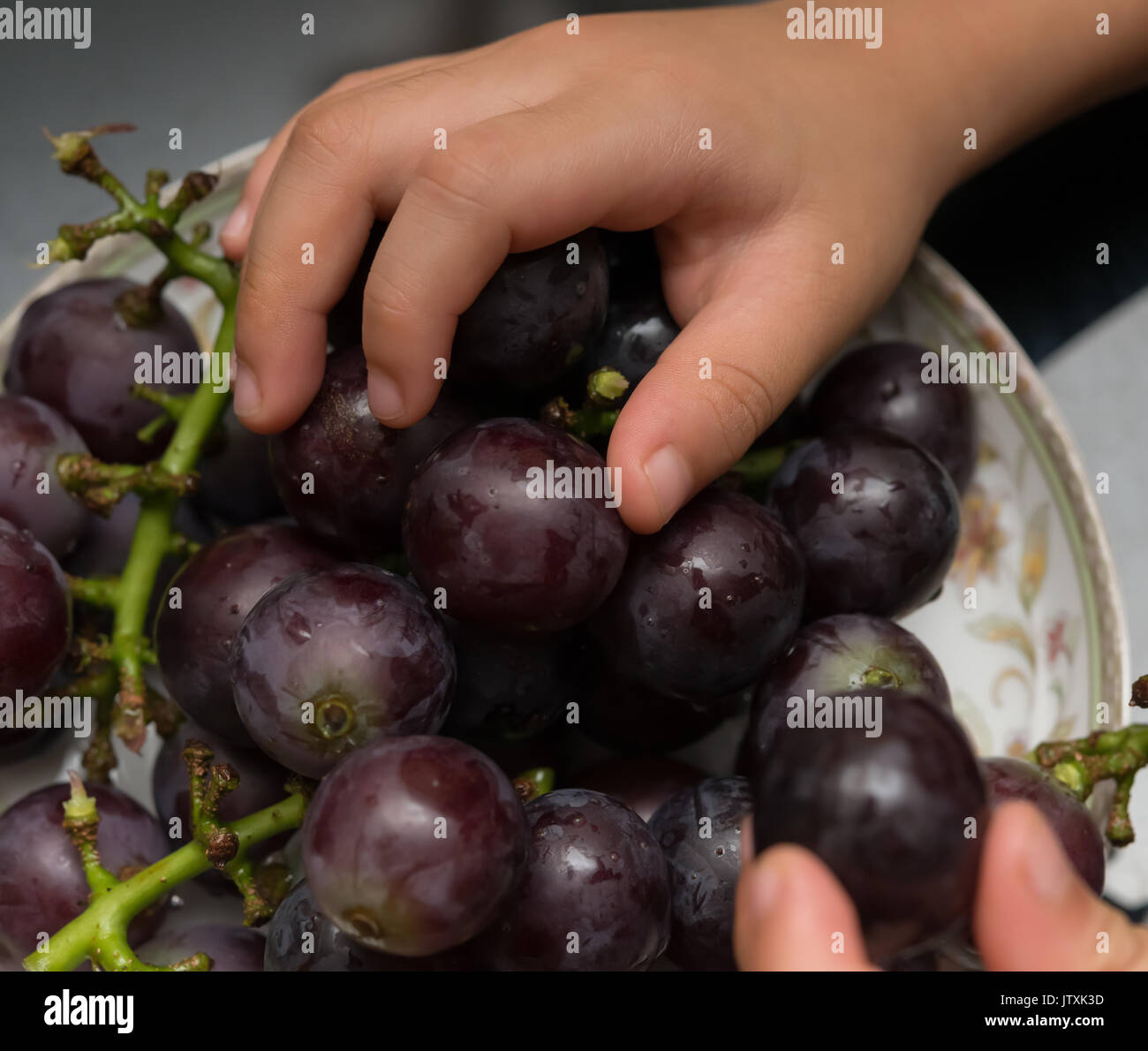 Boy eating grapes child hi-res stock photography and images - Alamy