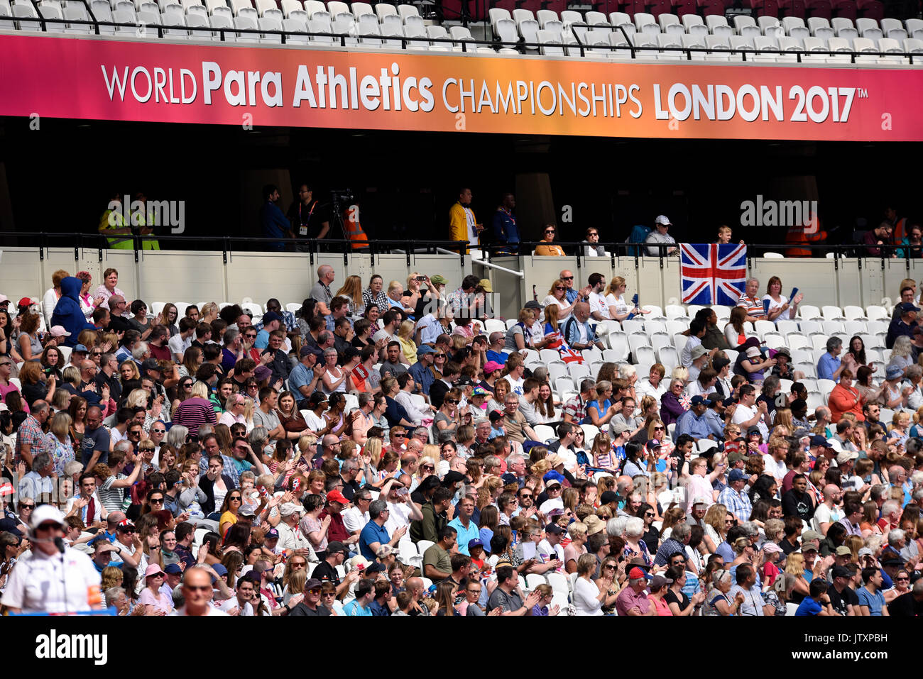 Athletics crowd hi-res stock photography and images - Alamy