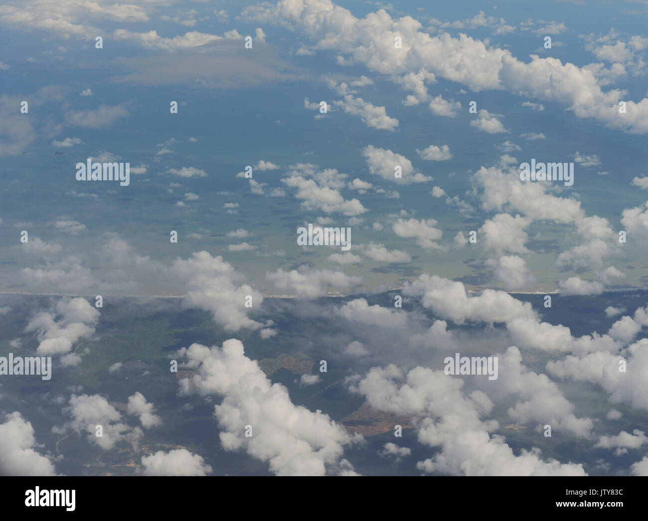 747 400 flying clouds hi-res stock photography and images - Alamy