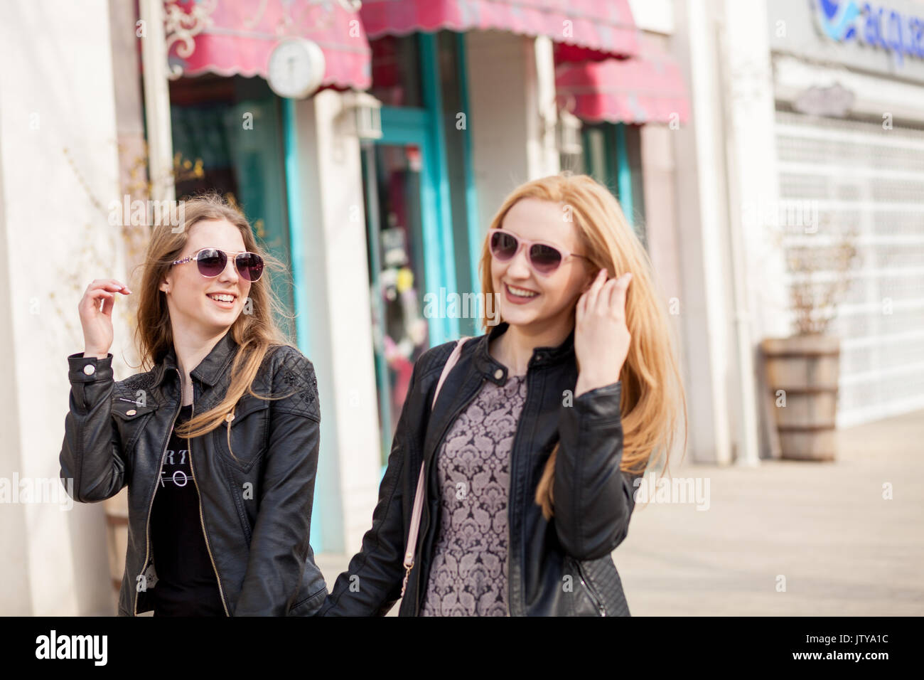Two gorgeous girl friends hanging out in the city Stock Photo - Alamy