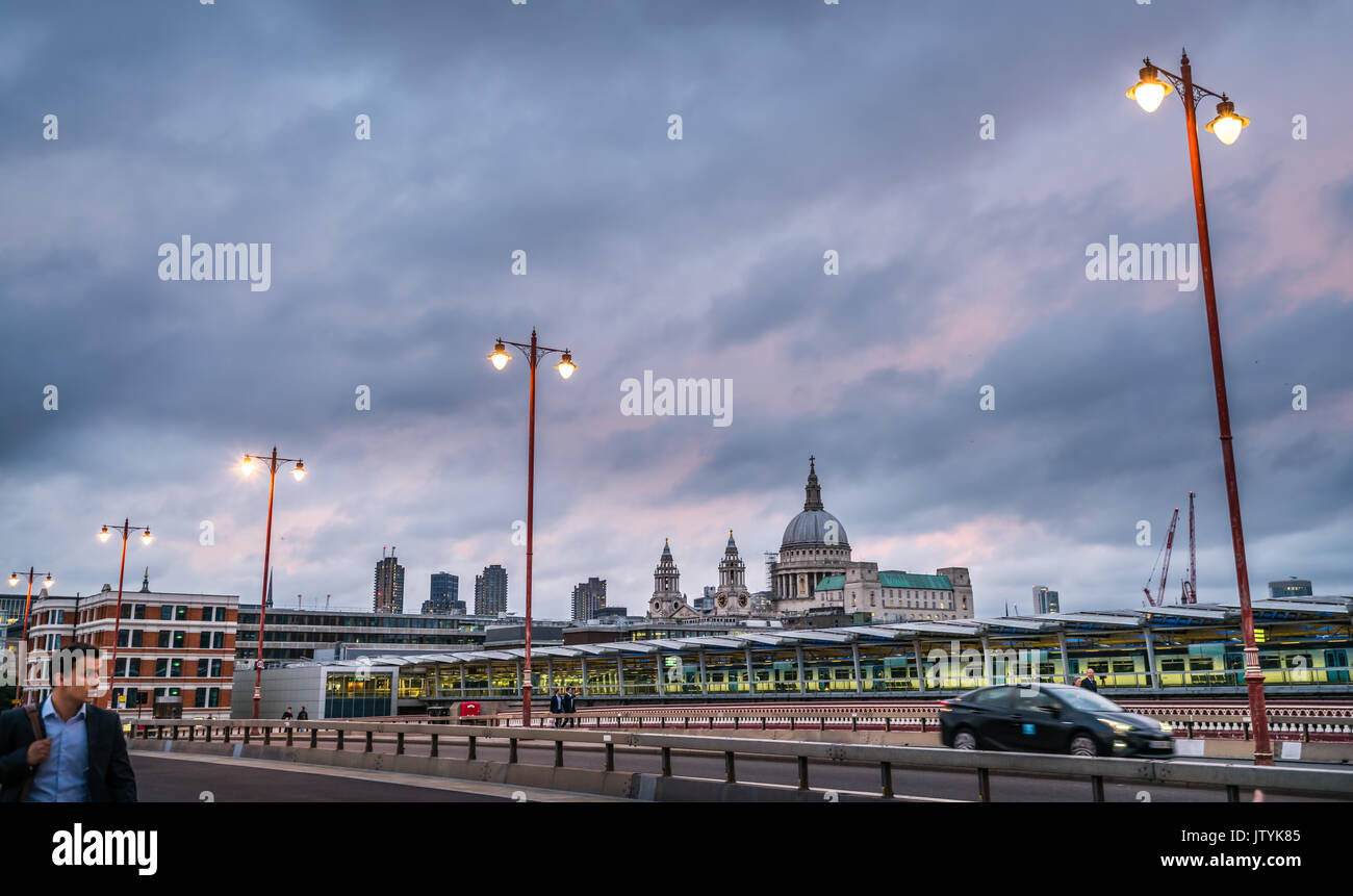 Cars going over bridge hi-res stock photography and images - Alamy
