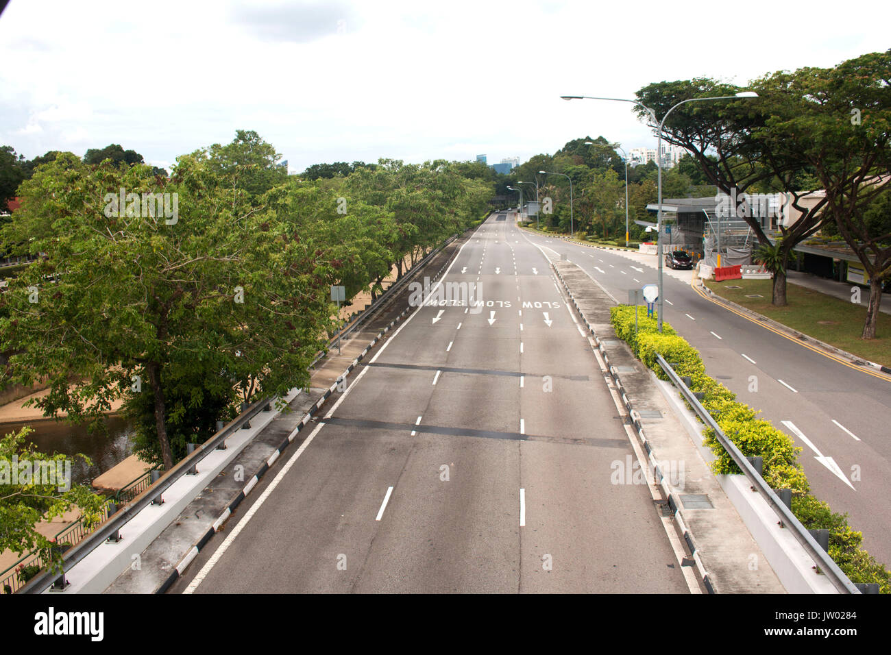 Road and empty city hi-res stock photography and images - Alamy