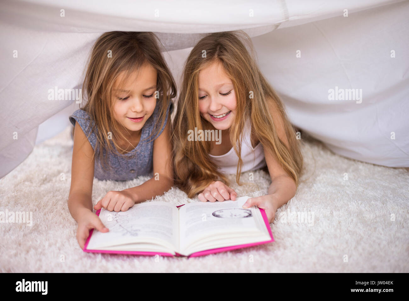 Two girls reading books hi-res stock photography and images - Alamy