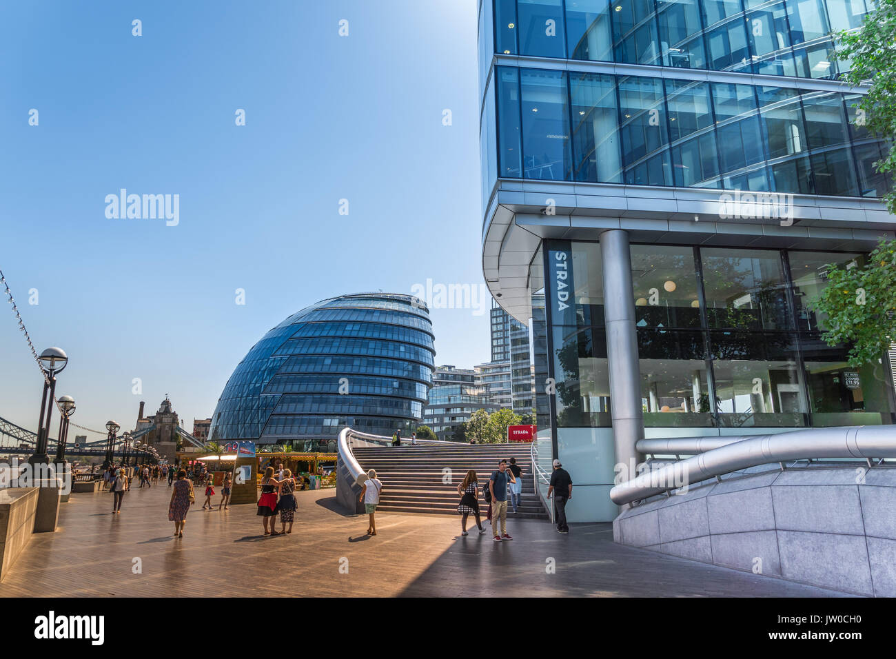 City hall the queens walk hi-res stock photography and images - Alamy