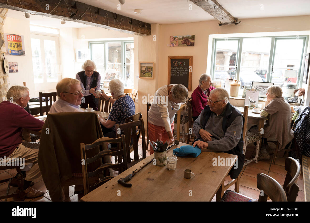 Elderly community meeting hi-res stock photography and images - Alamy