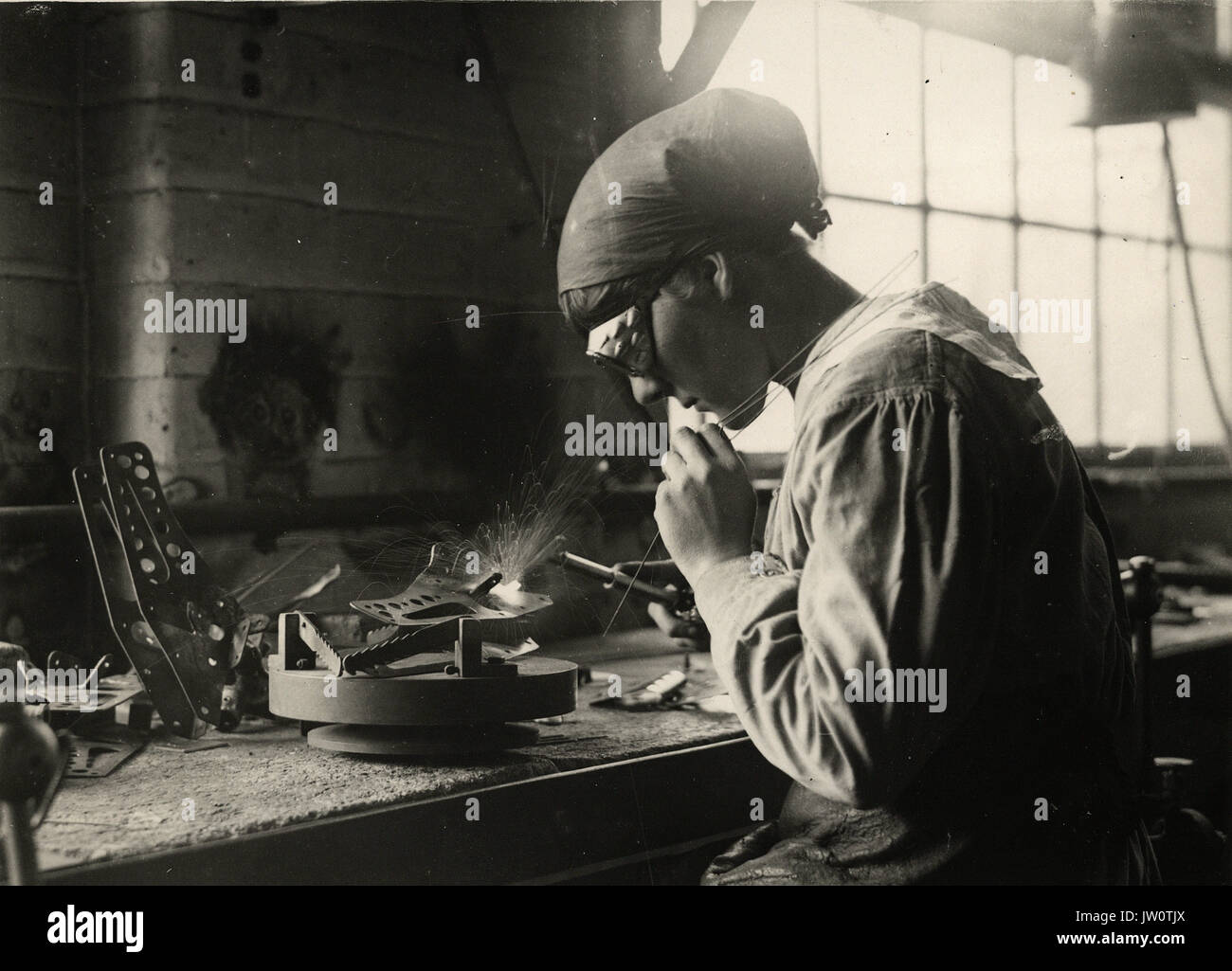 British women aeroplane workers near Birmingham welding frame tugs for ...