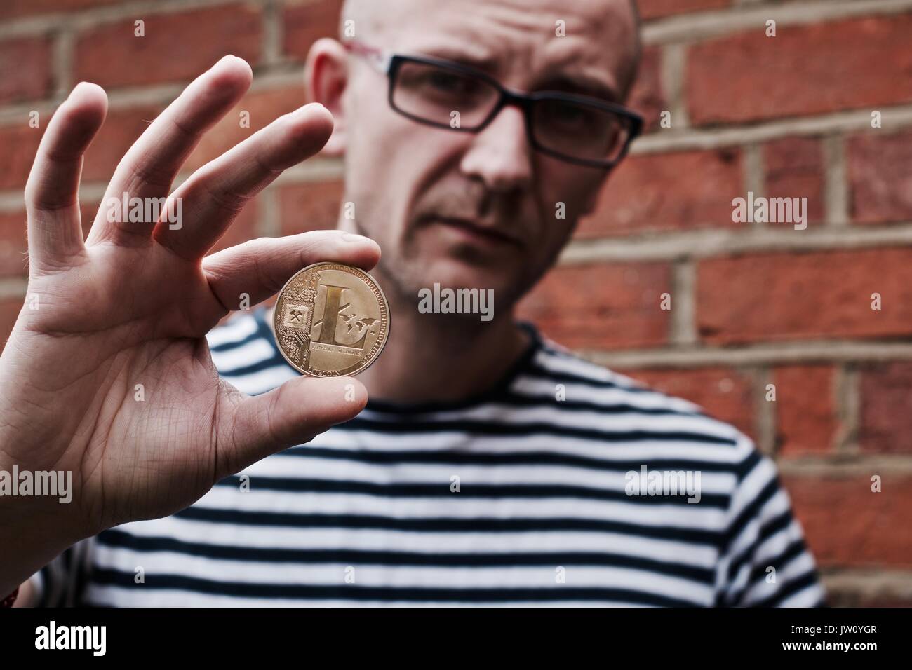 Coin holding human hand fingers hi-res stock photography and images - Alamy