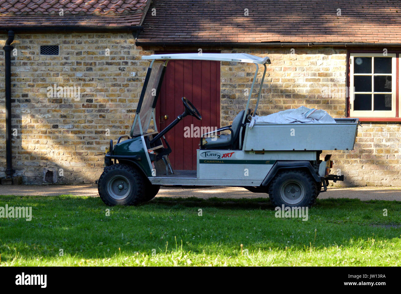 Electric car driving around hi-res stock photography and images - Alamy