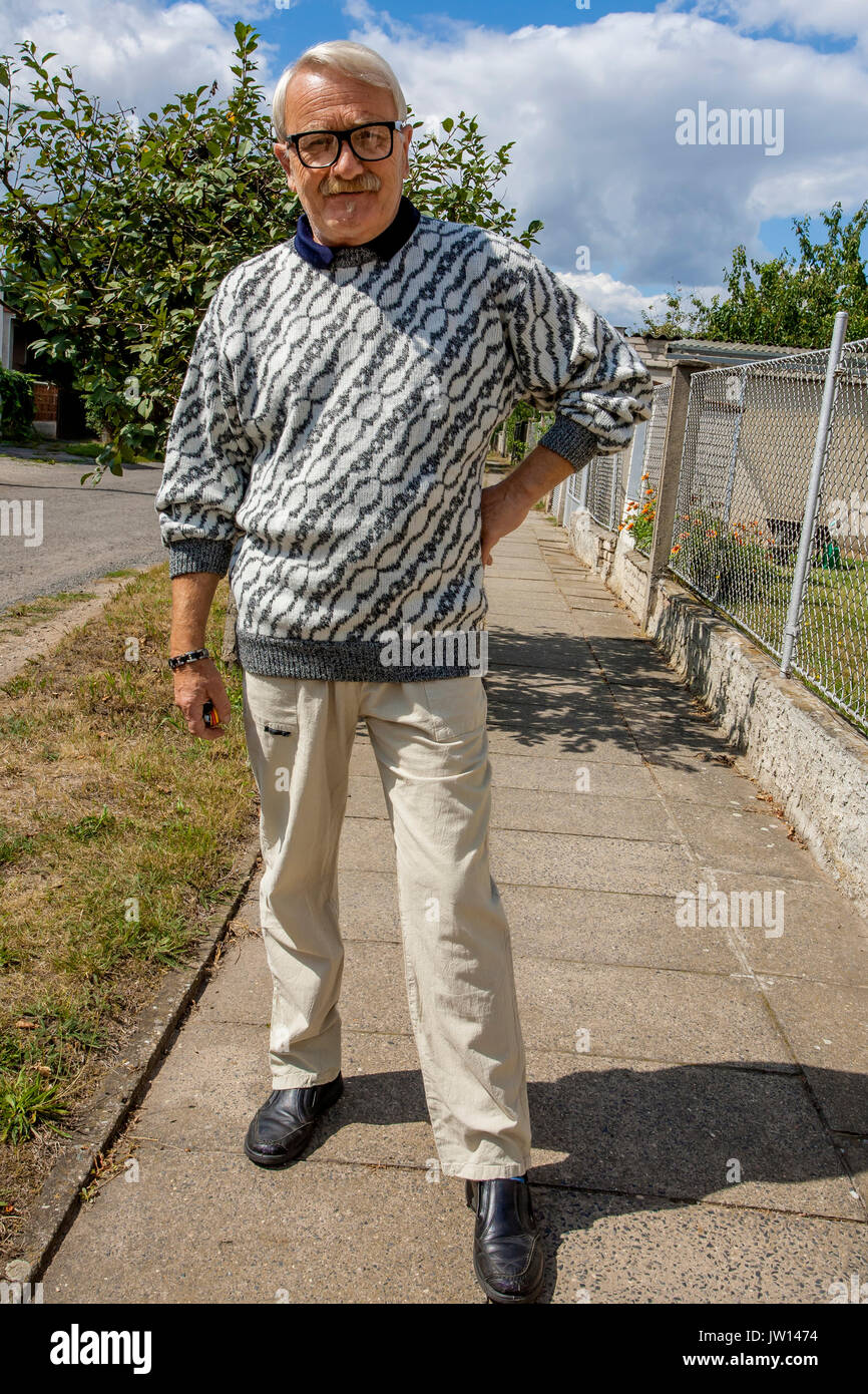 Fashionable senior man posing in the street Stock Photo - Alamy