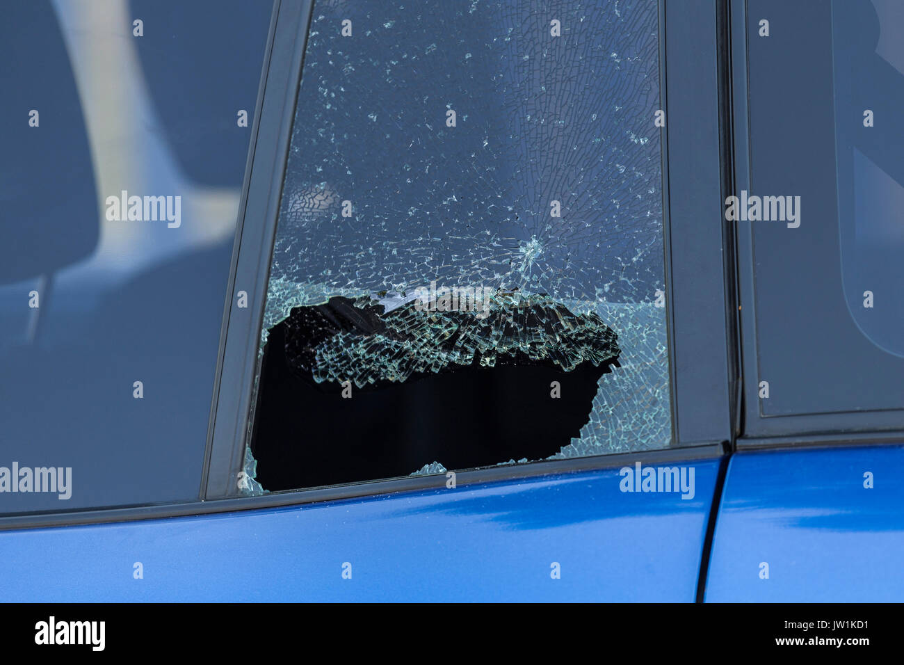 Car broken window hi-res stock photography and images - Alamy