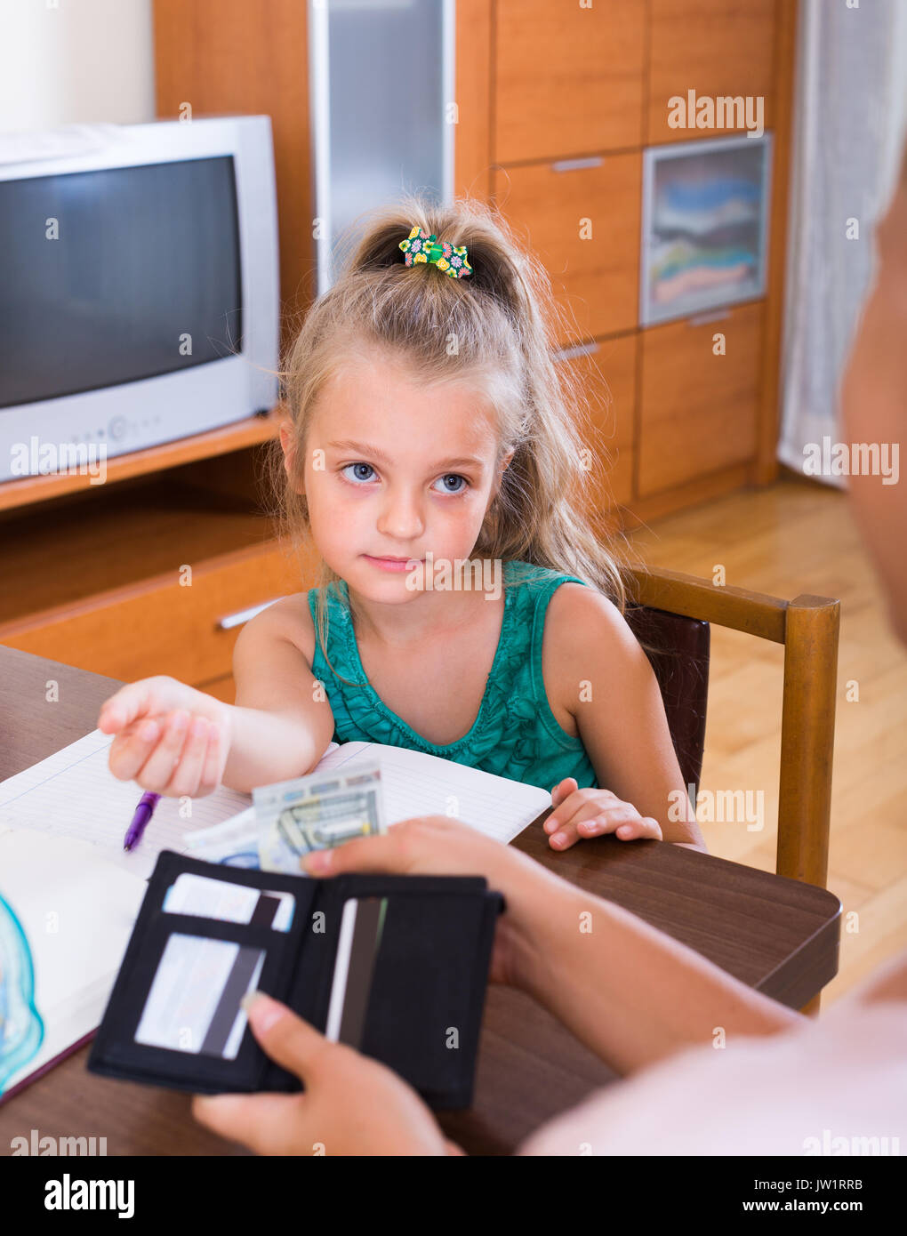 Allowance of pocket money: little girl and mother with purse Stock ...