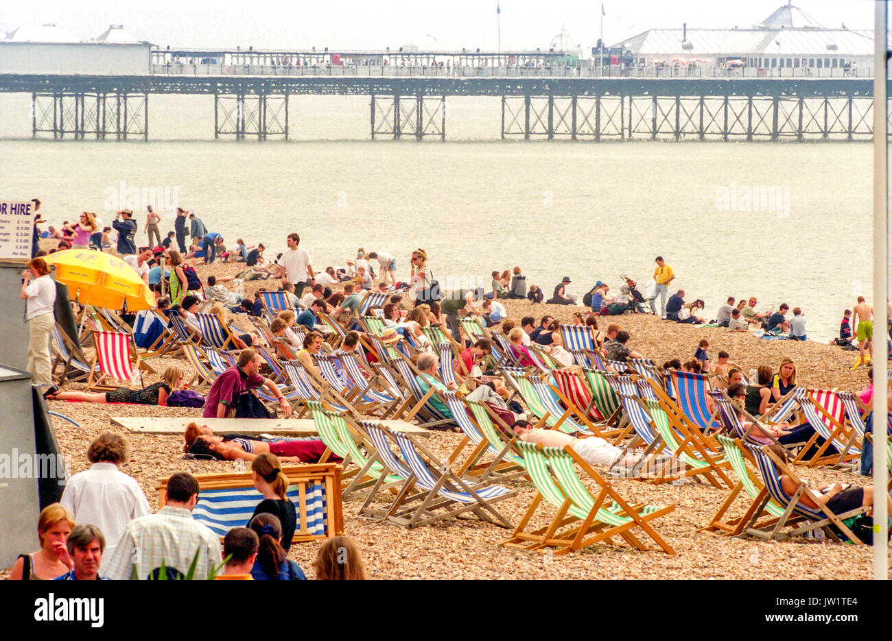 Crowds enjoying the heat and sunshine on Brighton Beach Stock Photo - Alamy