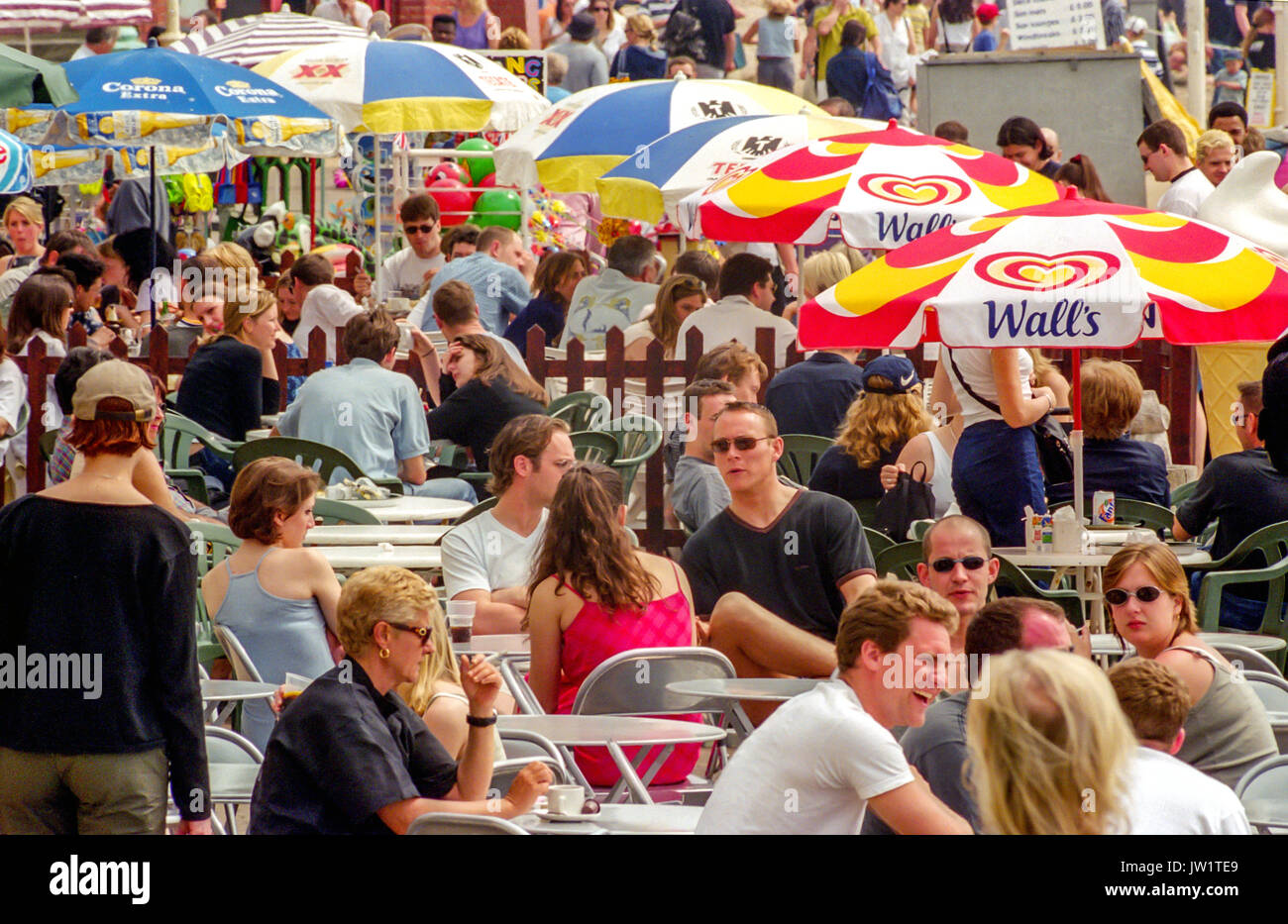 Crowds enjoying the heat and sunshine on Brighton Beach Stock Photo - Alamy
