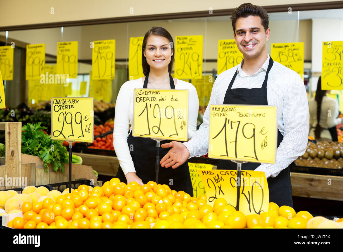 Market workers hi-res stock photography and images - Alamy