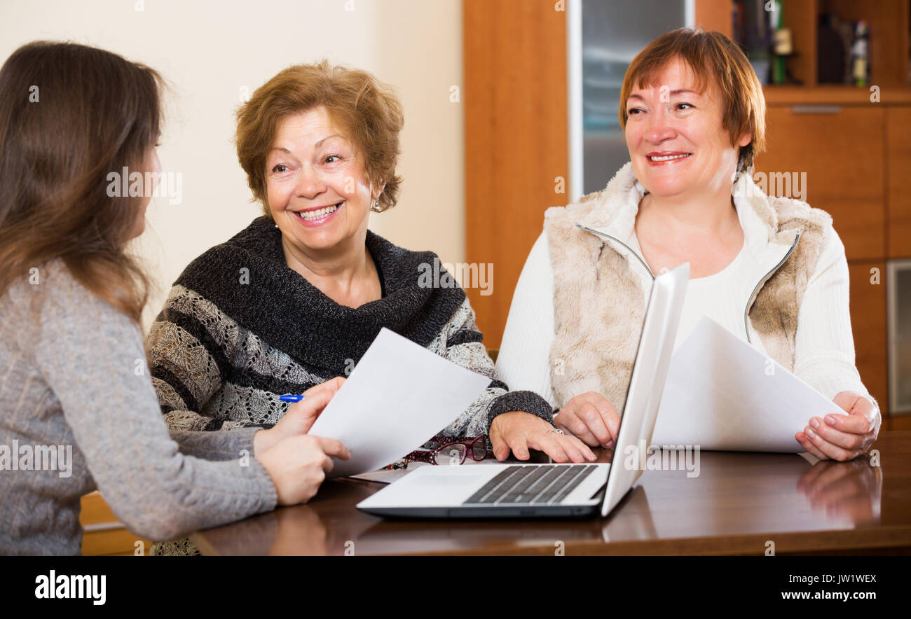 Women signing papers in office hi-res stock photography and images - Alamy