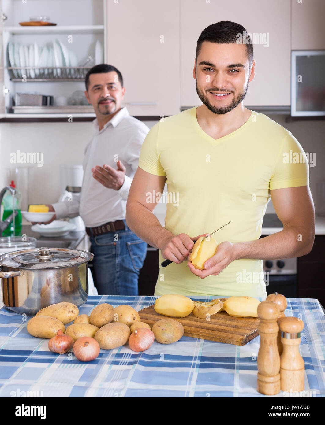 Friends washing dishes hi-res stock photography and images - Alamy