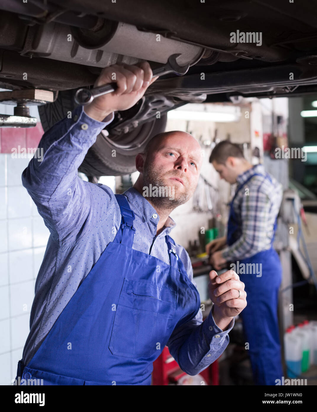 Mechanics fixing hi-res stock photography and images - Alamy