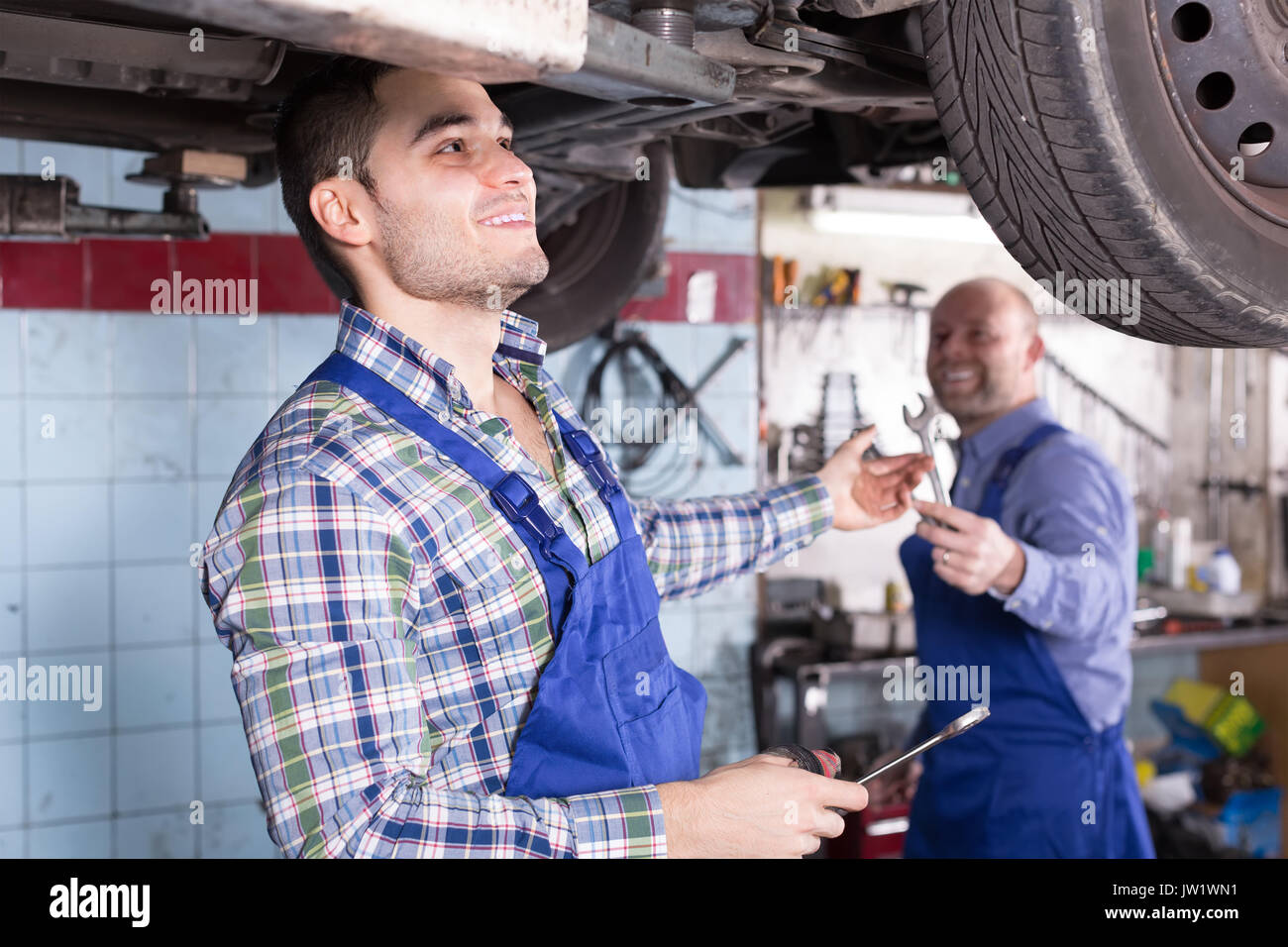 Two car mechanics hi-res stock photography and images - Alamy