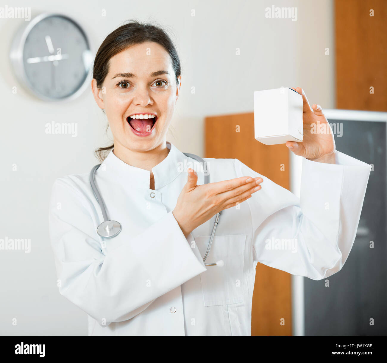American doctor offering hi-res stock photography and images - Alamy