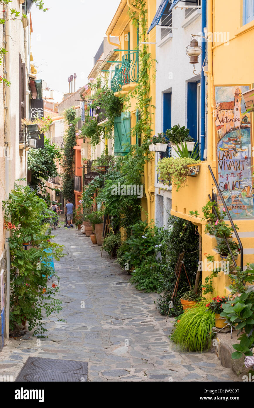 Narrow winding streets hi-res stock photography and images - Alamy