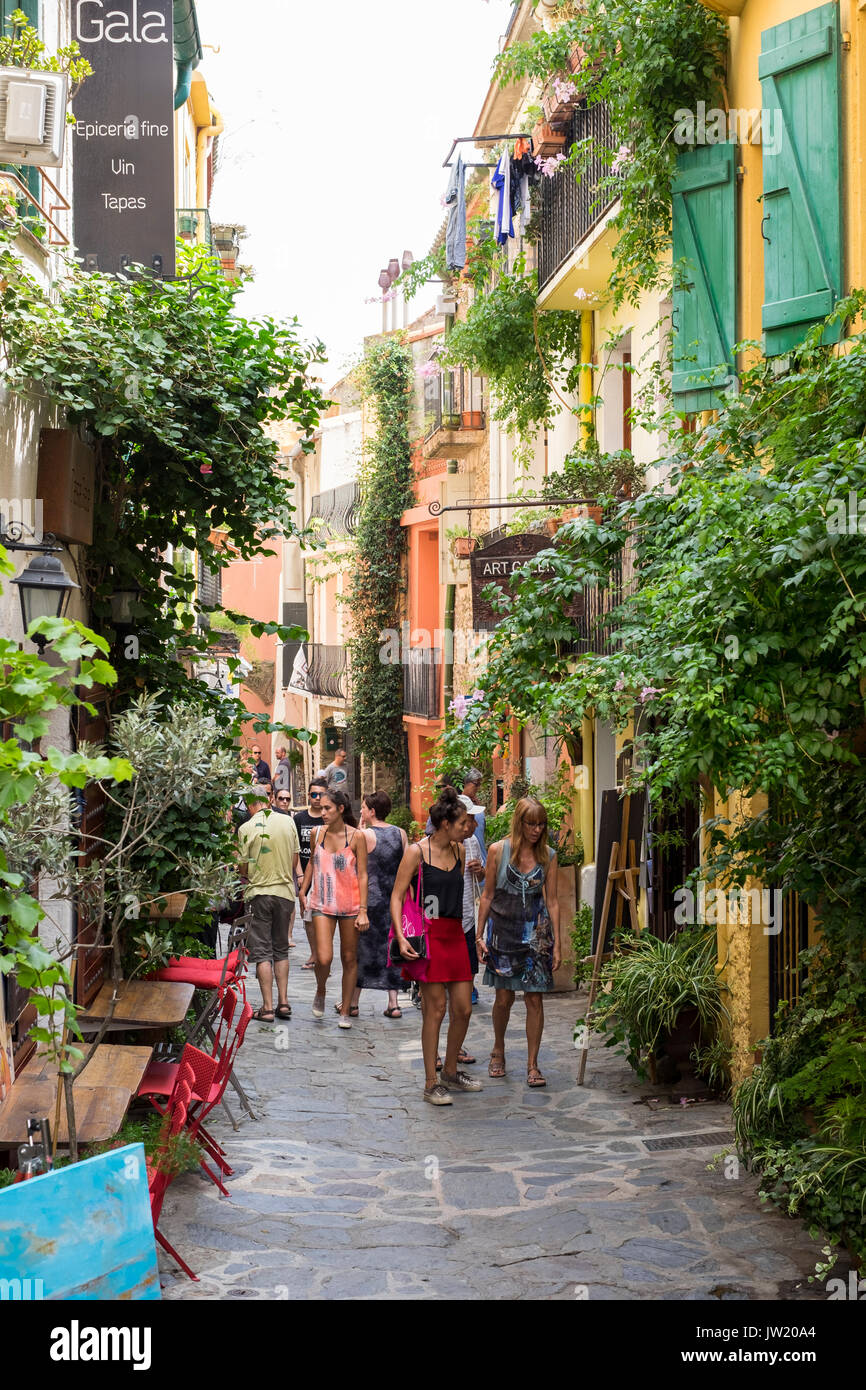 Narrow winding streets hi-res stock photography and images - Alamy