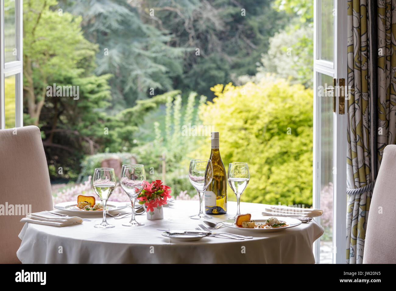 Setting doors hi-res stock photography and images - Alamy