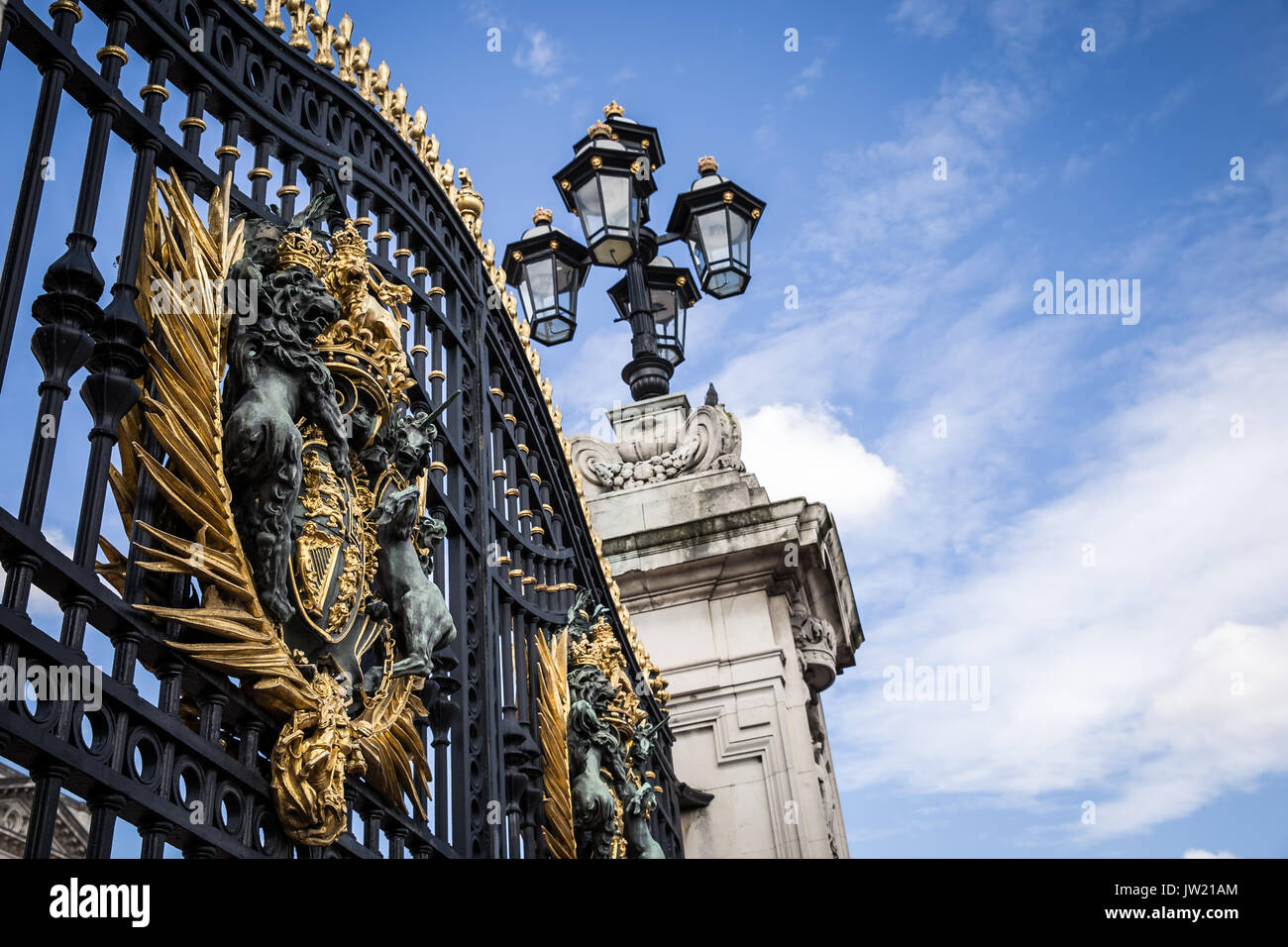 Buckingham palace landmark gate hi-res stock photography and images - Alamy