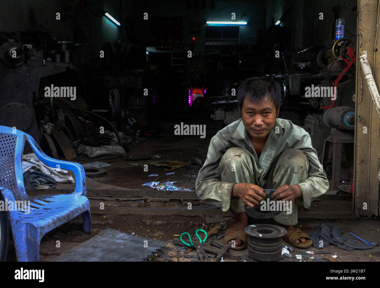 Vietnamese worker hi-res stock photography and images - Alamy