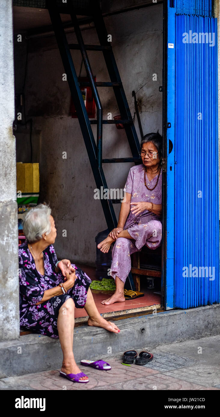 Neighbours talking hi-res stock photography and images - Alamy