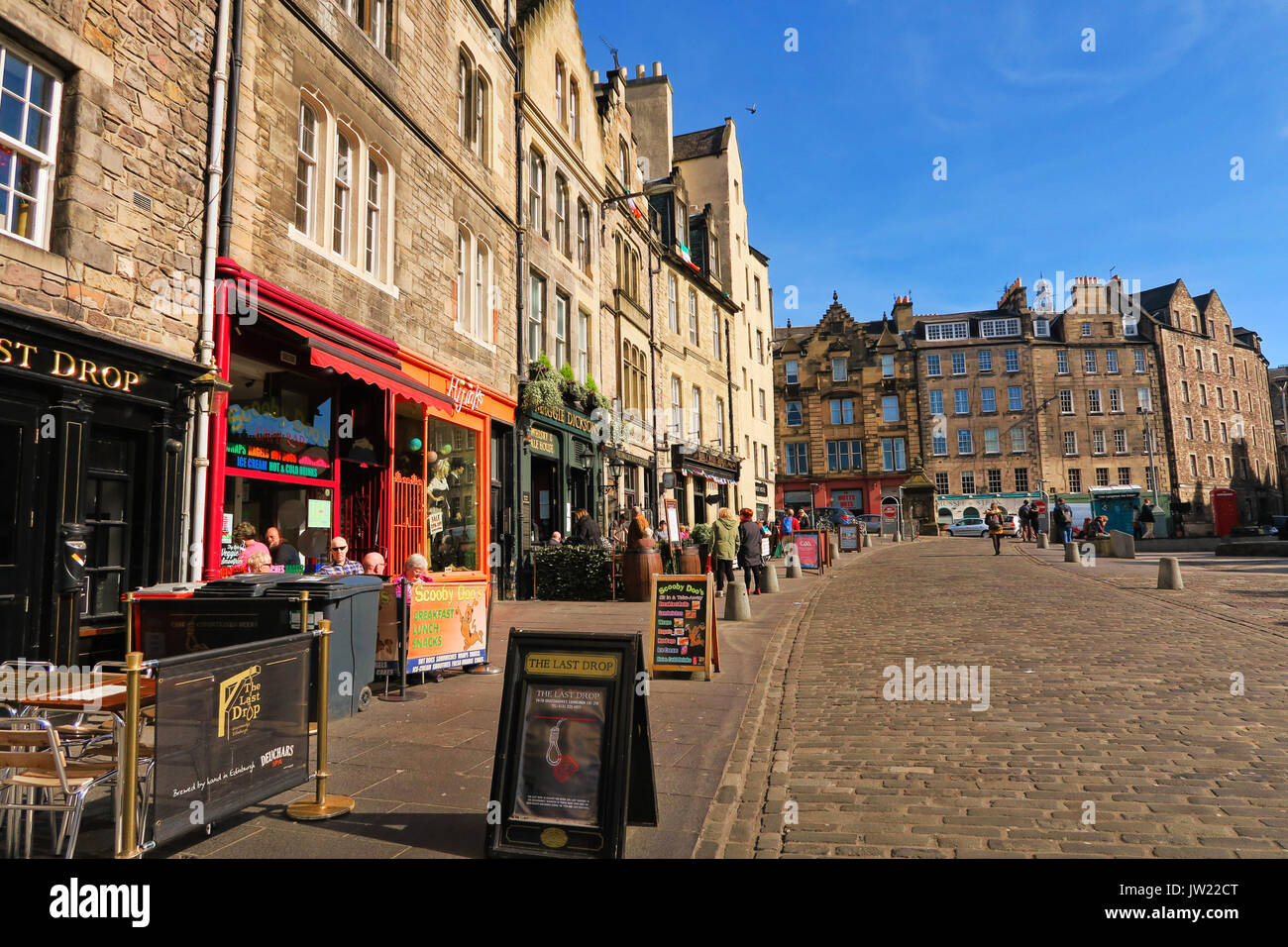 Sunny day in edinburgh hi-res stock photography and images - Alamy