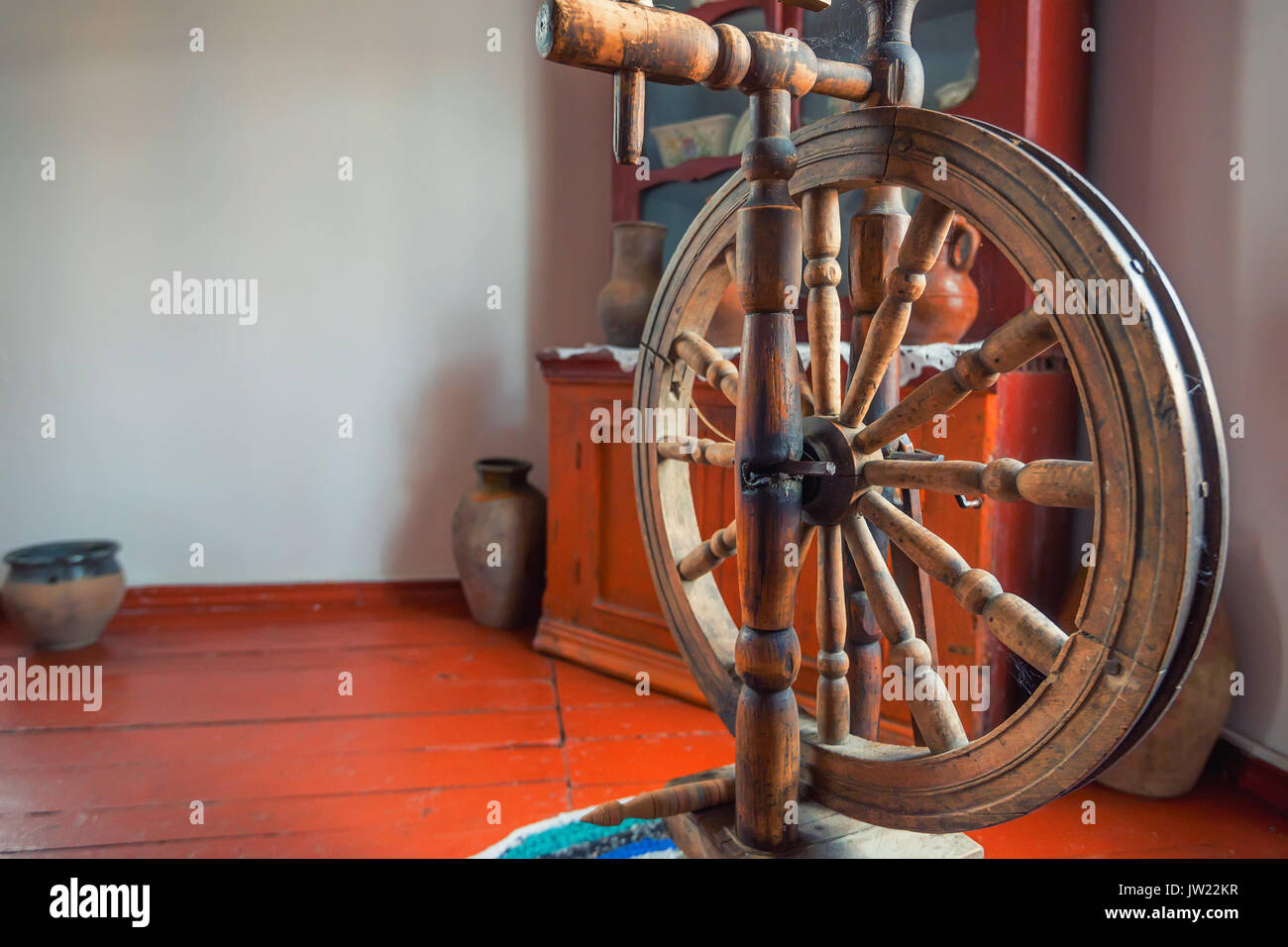Antique wooden spinning wheel yarn hi-res stock photography and images ...